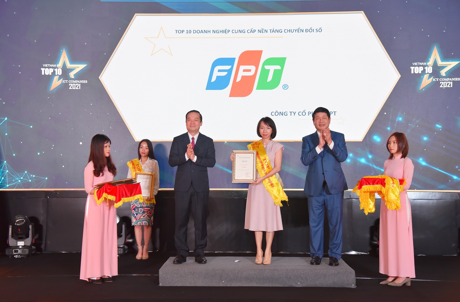 FPT giành 7 giải Top 10 doanh nghiệp CNTT Việt Nam 2021 | Doanh nghiệp ...