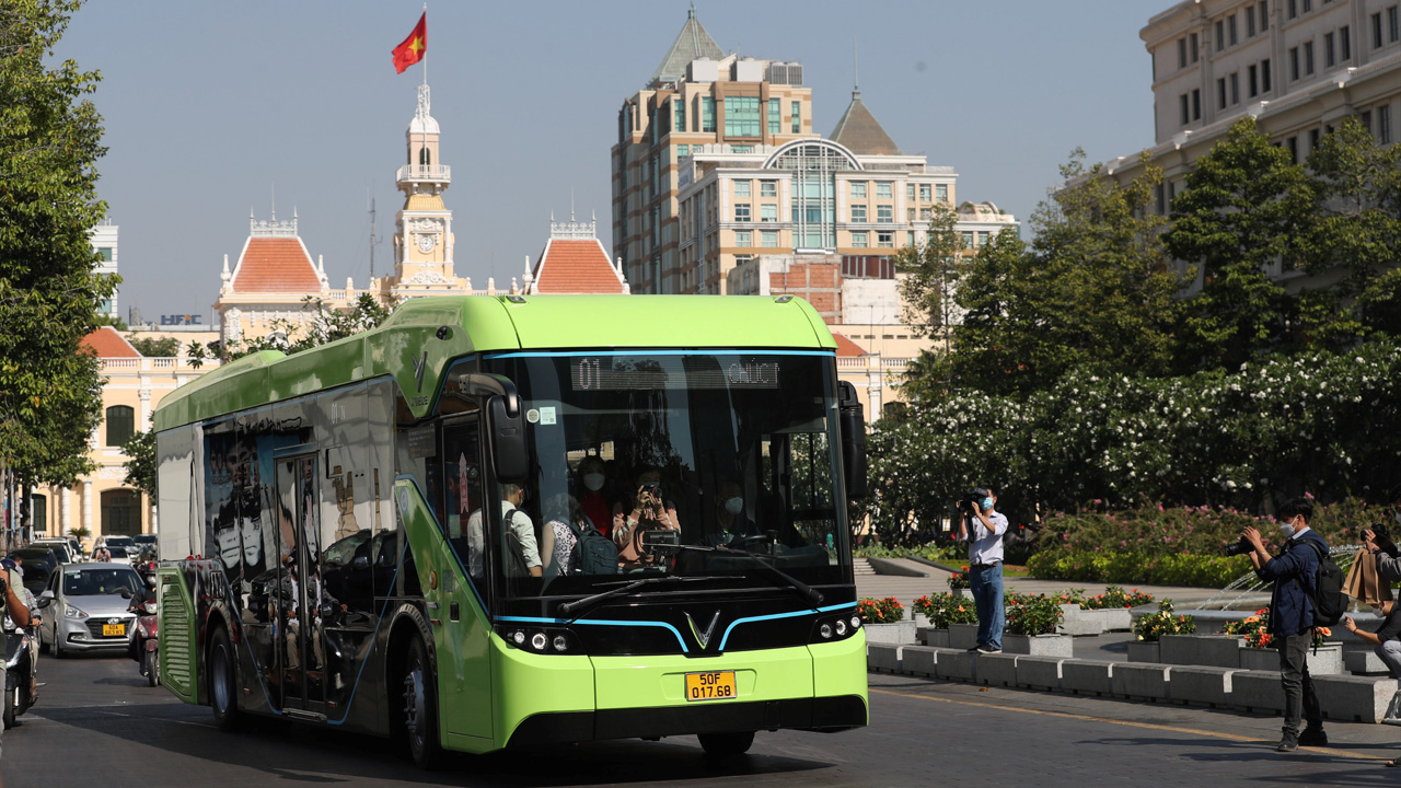Xe buýt điện VinBus chính thức lăn bánh ở TP.HCM, giá vé 7.000 đồng ...